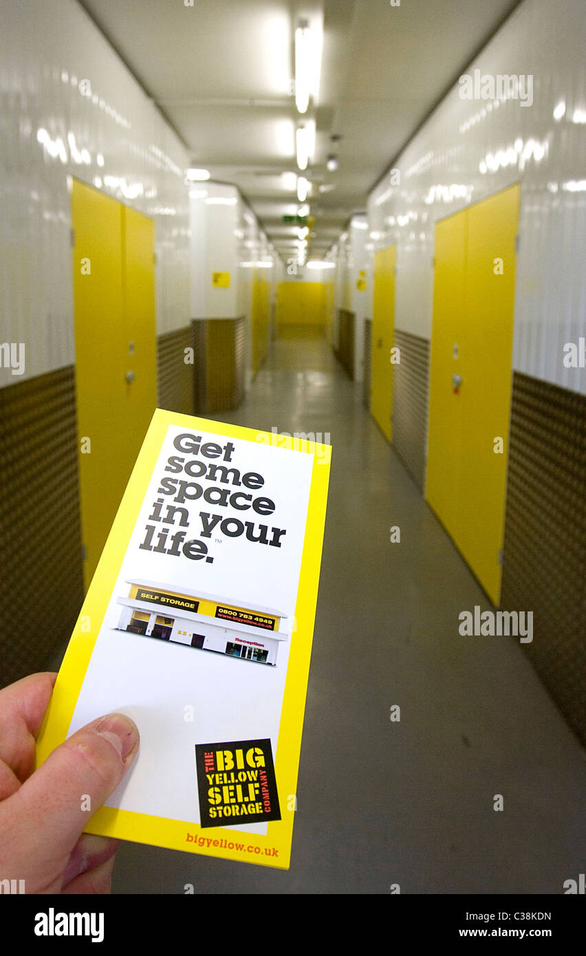 Yelllow sign hi-res stock photography and images - Alamy