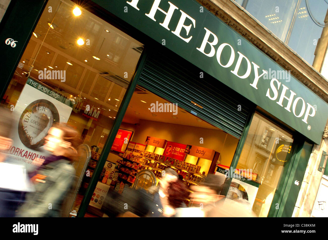 The body shop store logo hi-res stock photography and images - Alamy