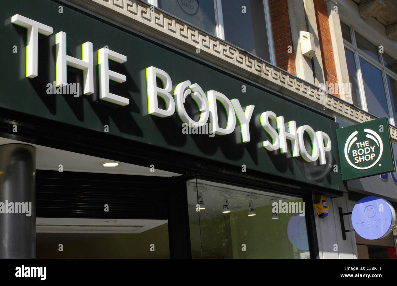 The body shop logo hi-res stock photography and images - Alamy