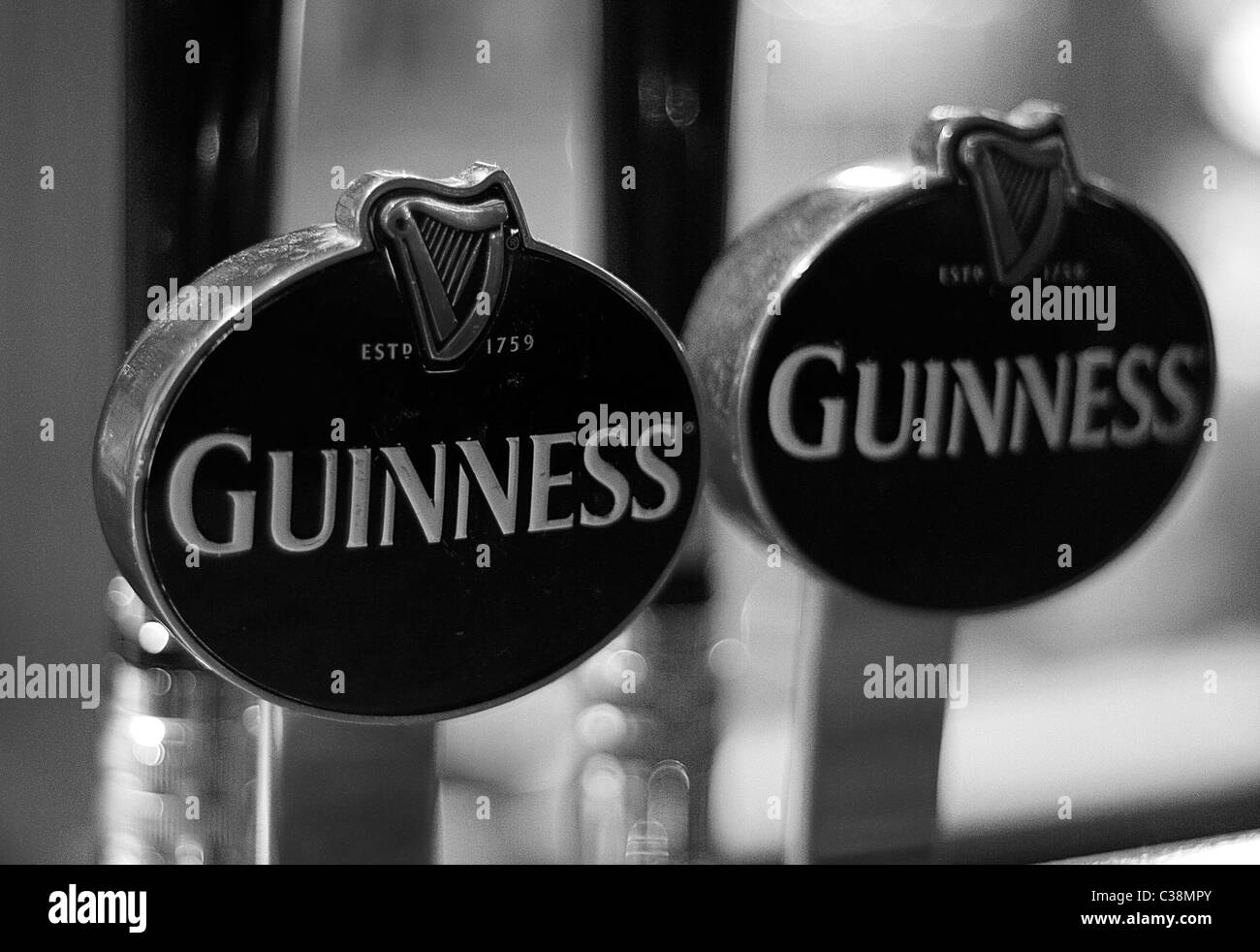 Irish beer pumps hi-res stock photography and images - Alamy