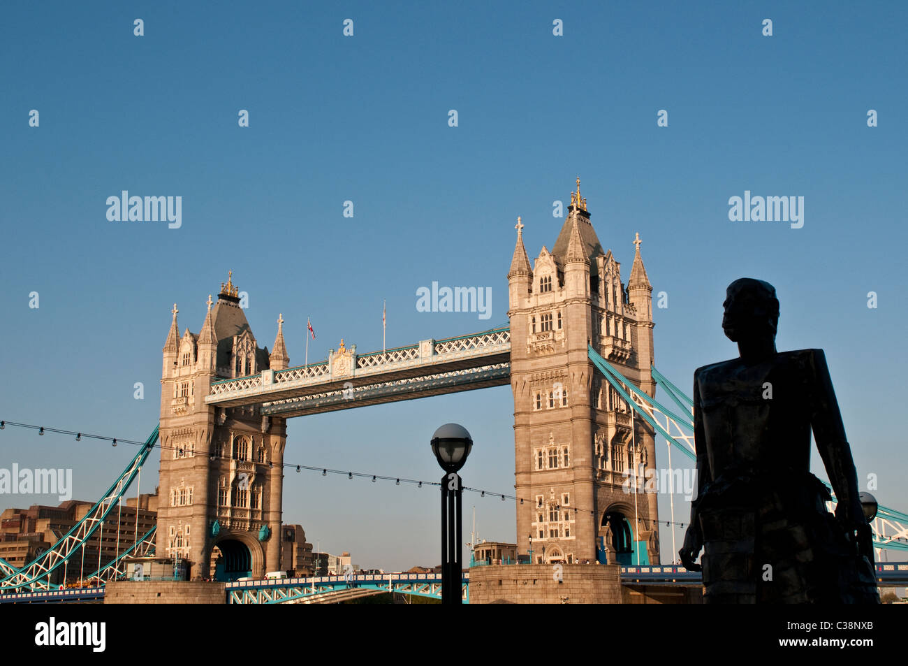 Tower bridge statue london uk hi-res stock photography and images - Alamy