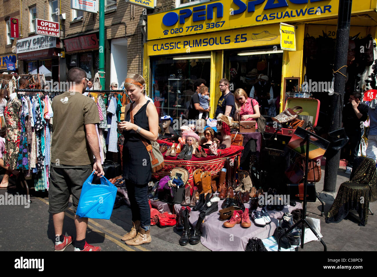 Brick Lane Market scenes along this most famous of East End markets in ...