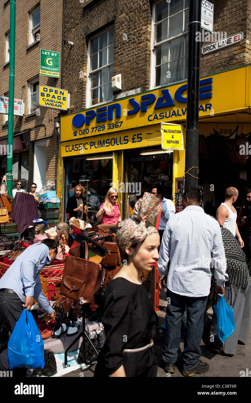 Brick Lane Market scenes along this most famous of East End markets in ...
