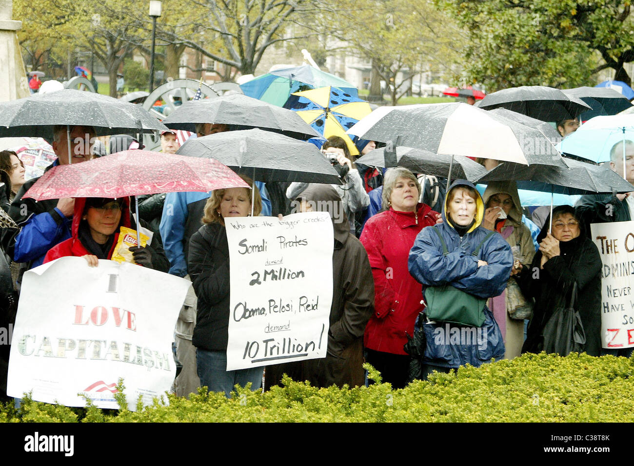 Protesters march outside the White House for the National Tea Party Tax ...