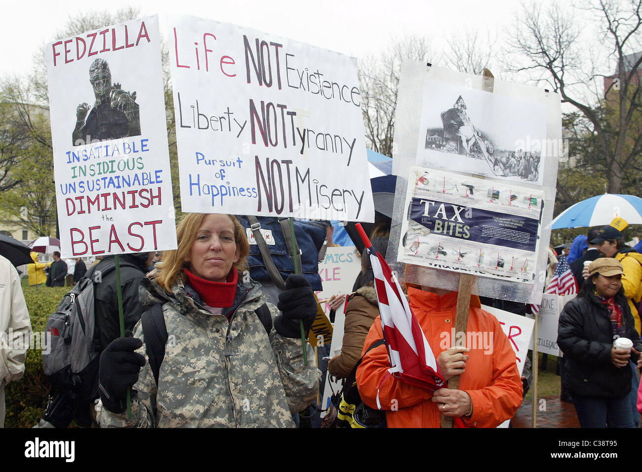 Protesters march outside the White House for the National Tea Party Tax ...