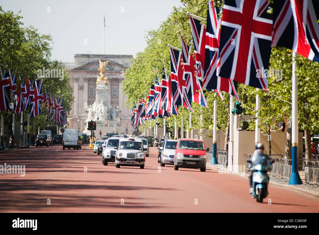 View of The Mall towards Buckingham Palace in central London with Union ...