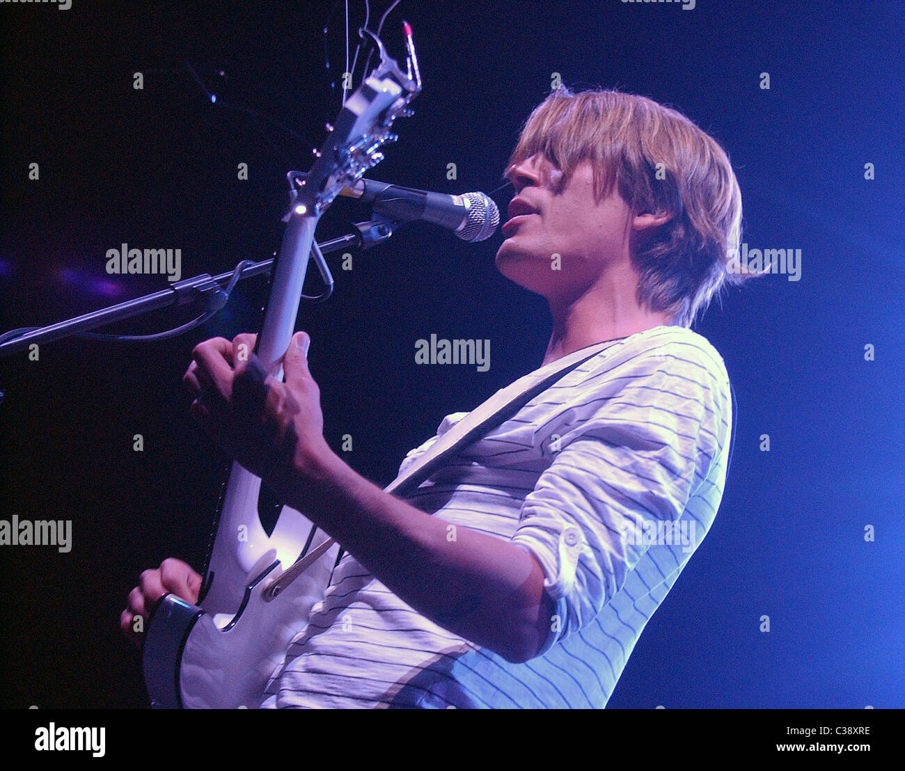 Tingsek opens the sold out concert of Adele at the Heineken Music Hall ...