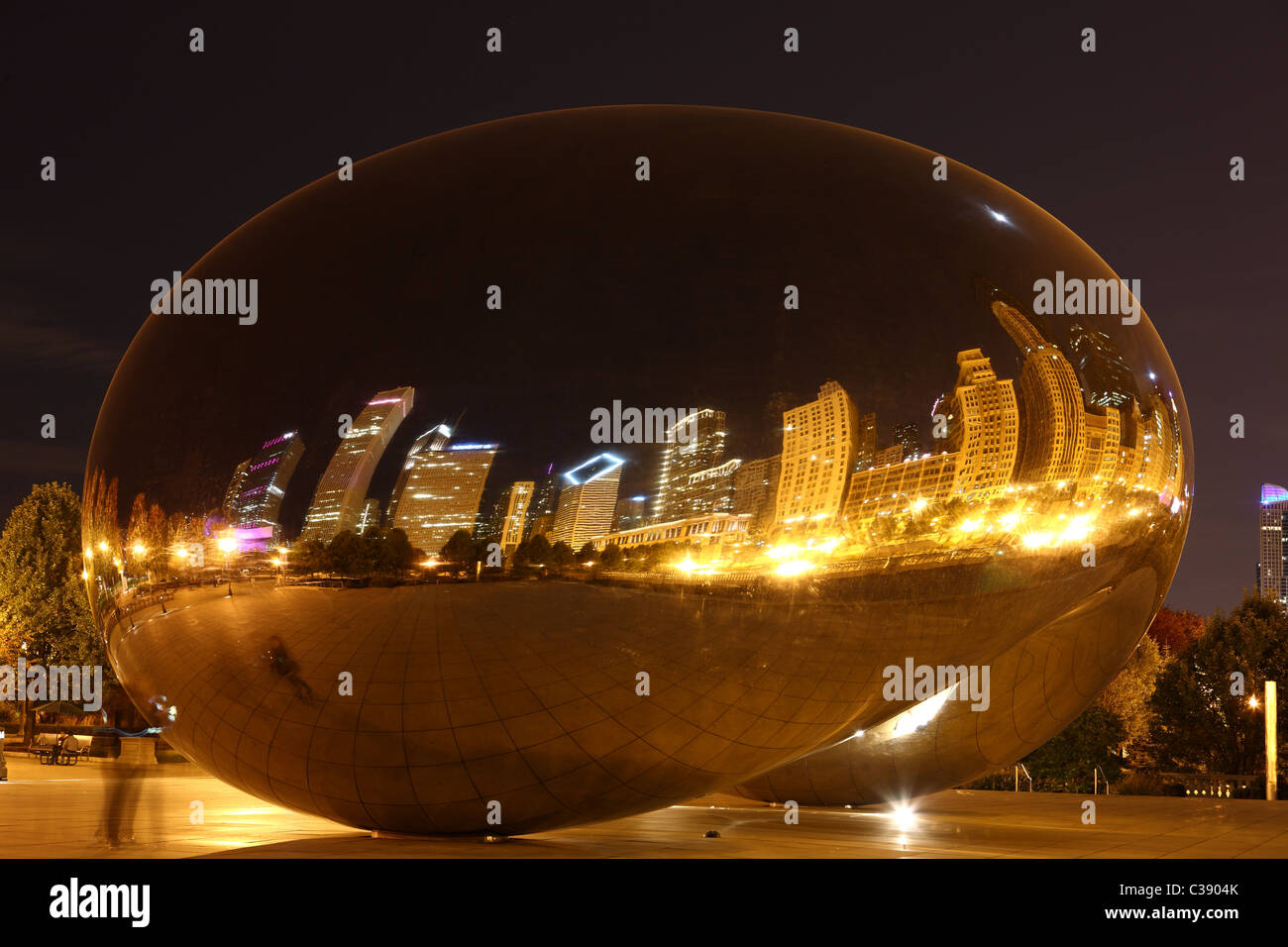 Cloud Gate (The Bean) in Chicago at night Stock Photo - Alamy