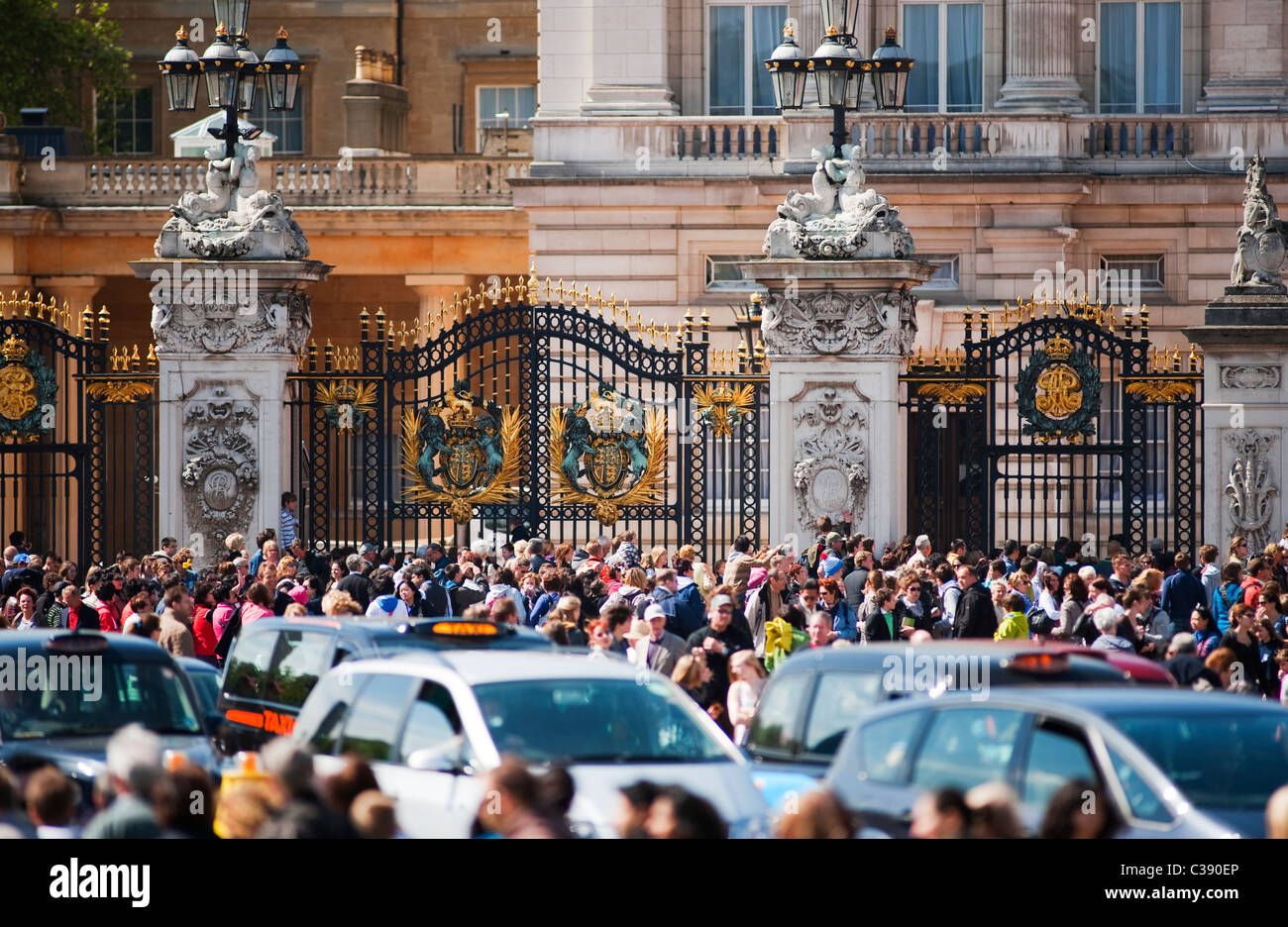 Buckinham palace crowds hi-res stock photography and images - Alamy