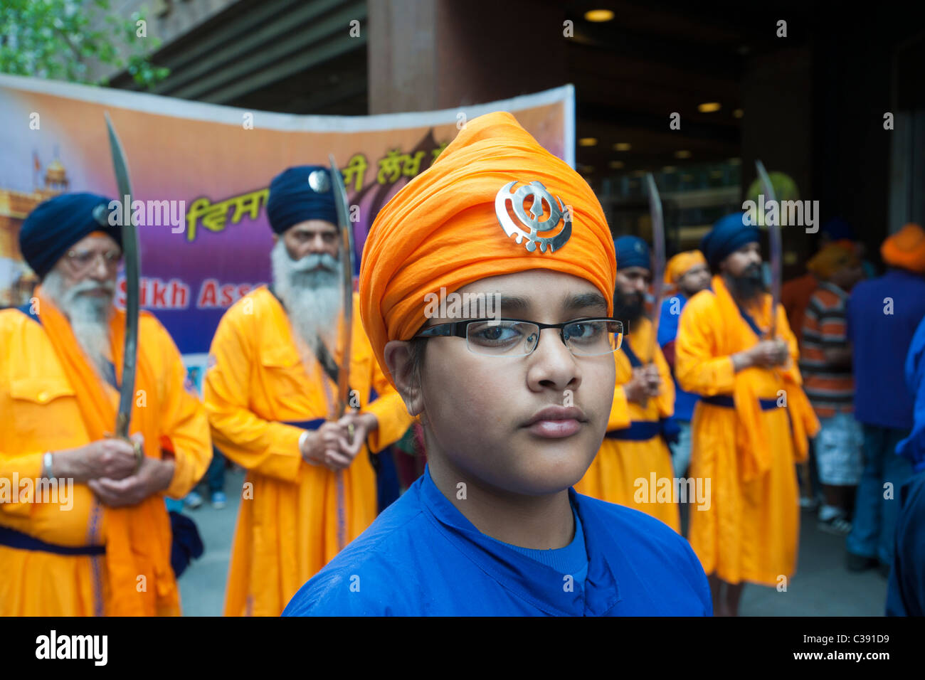 Thousands watch and participate in the 24th Annual Sikh Day Parade in ...