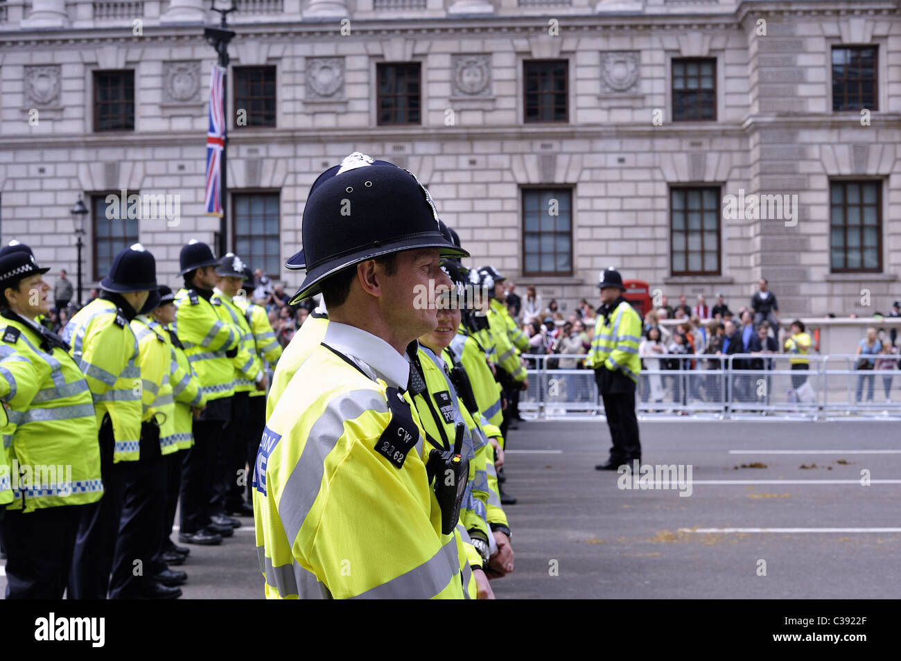 Police officer or officers crowd control hi-res stock photography and ...