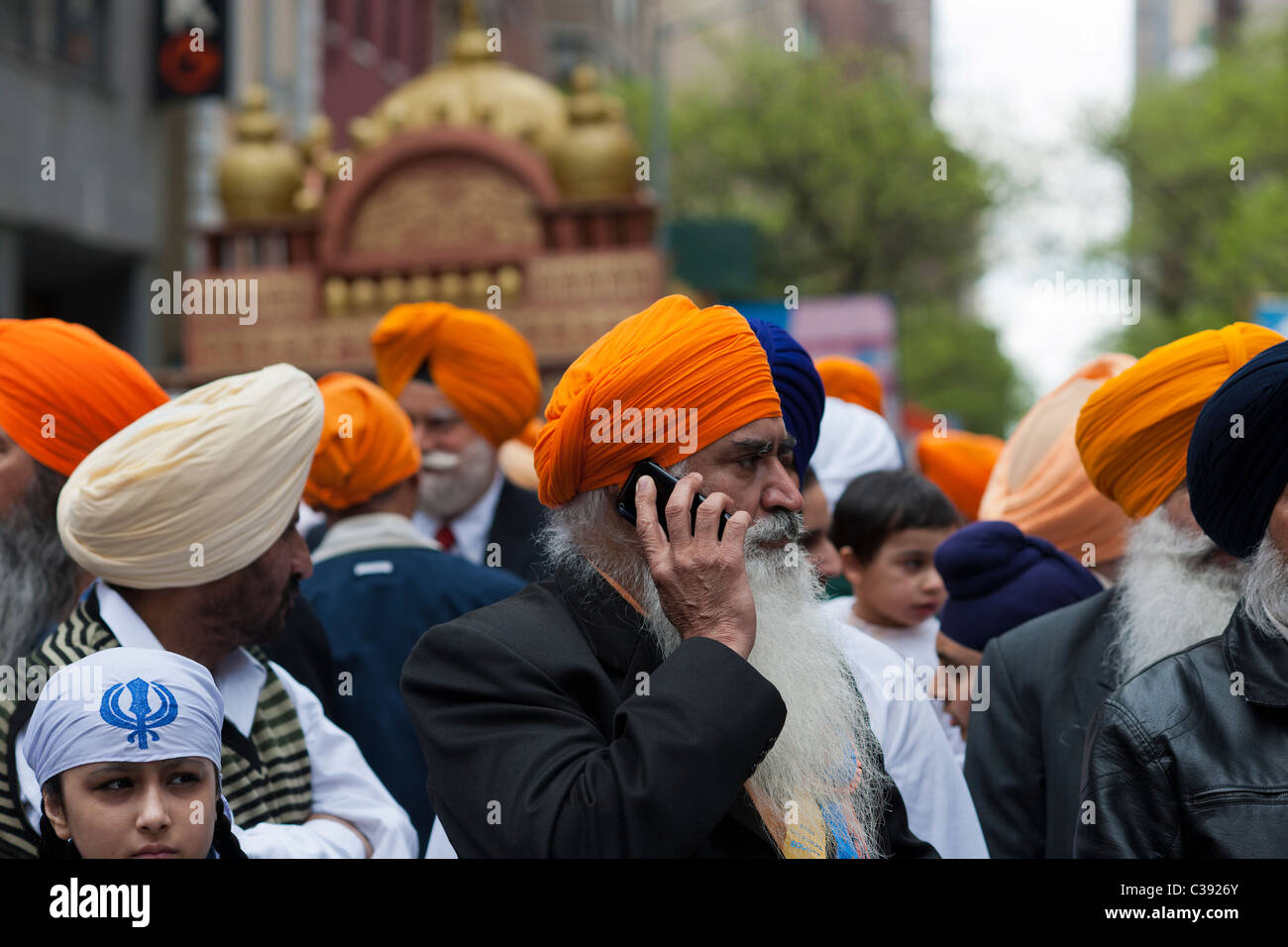 Thousands watch and participate in the 24th Annual Sikh Day Parade in ...