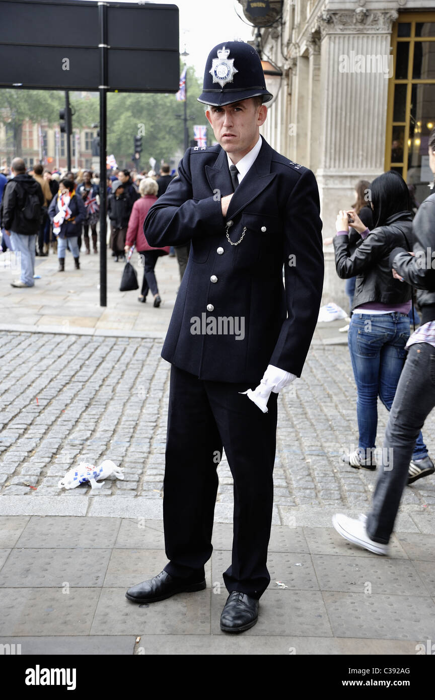 English policeman hi-res stock photography and images - Alamy