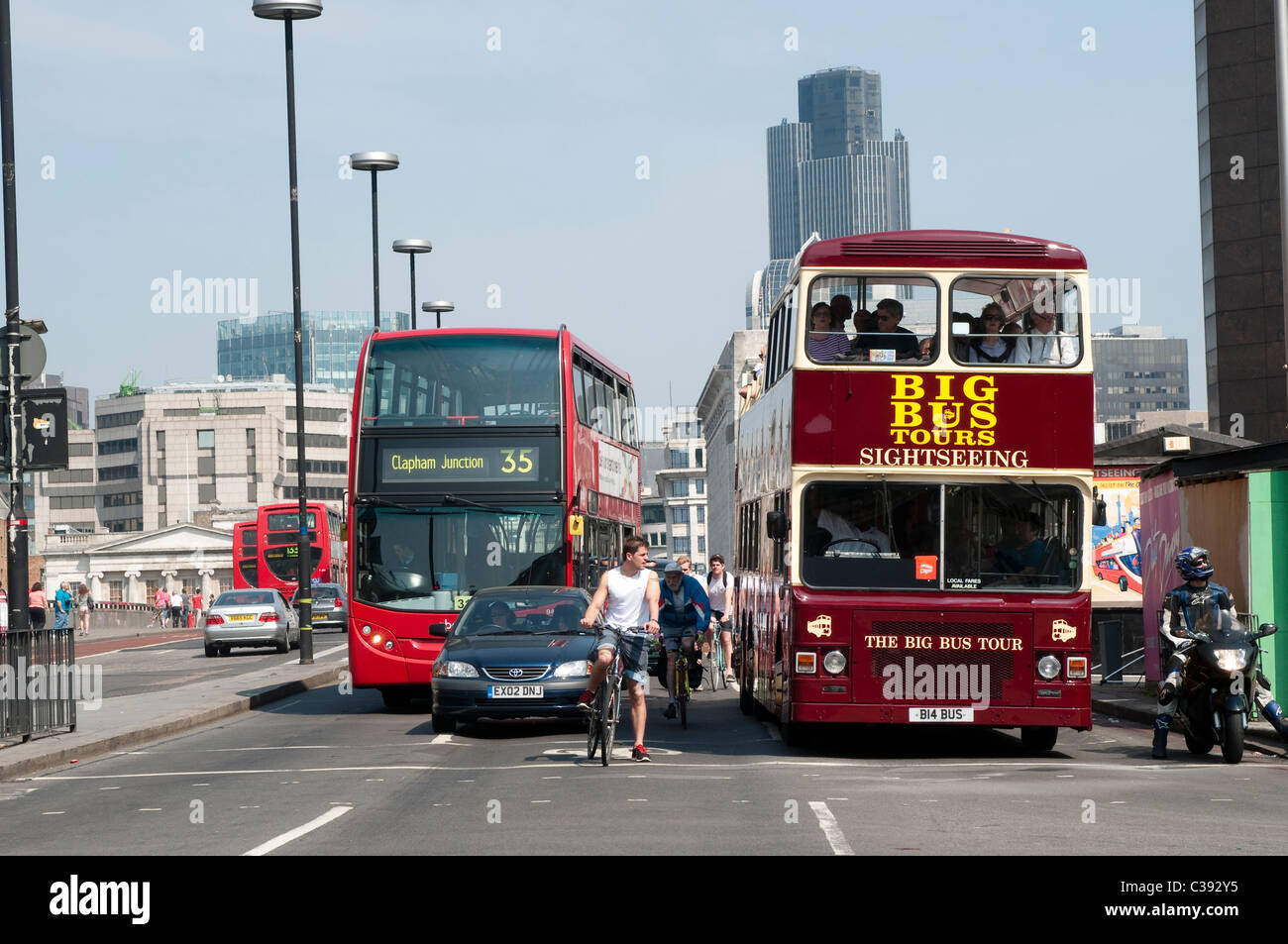 Traffic london bridge hi-res stock photography and images - Alamy