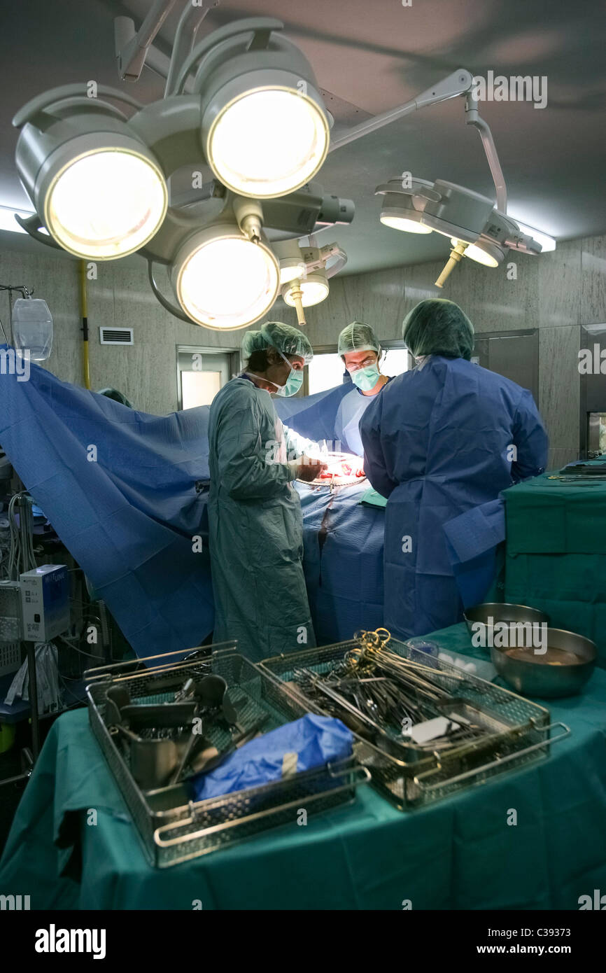 Doctors and nurses in surgery hi-res stock photography and images - Alamy