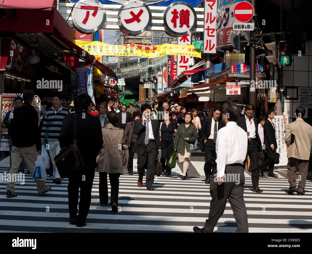 BUSY STREET CROSSING IN UENO-OKACHIMACHI TOKYO JAPAN Stock Photo - Alamy