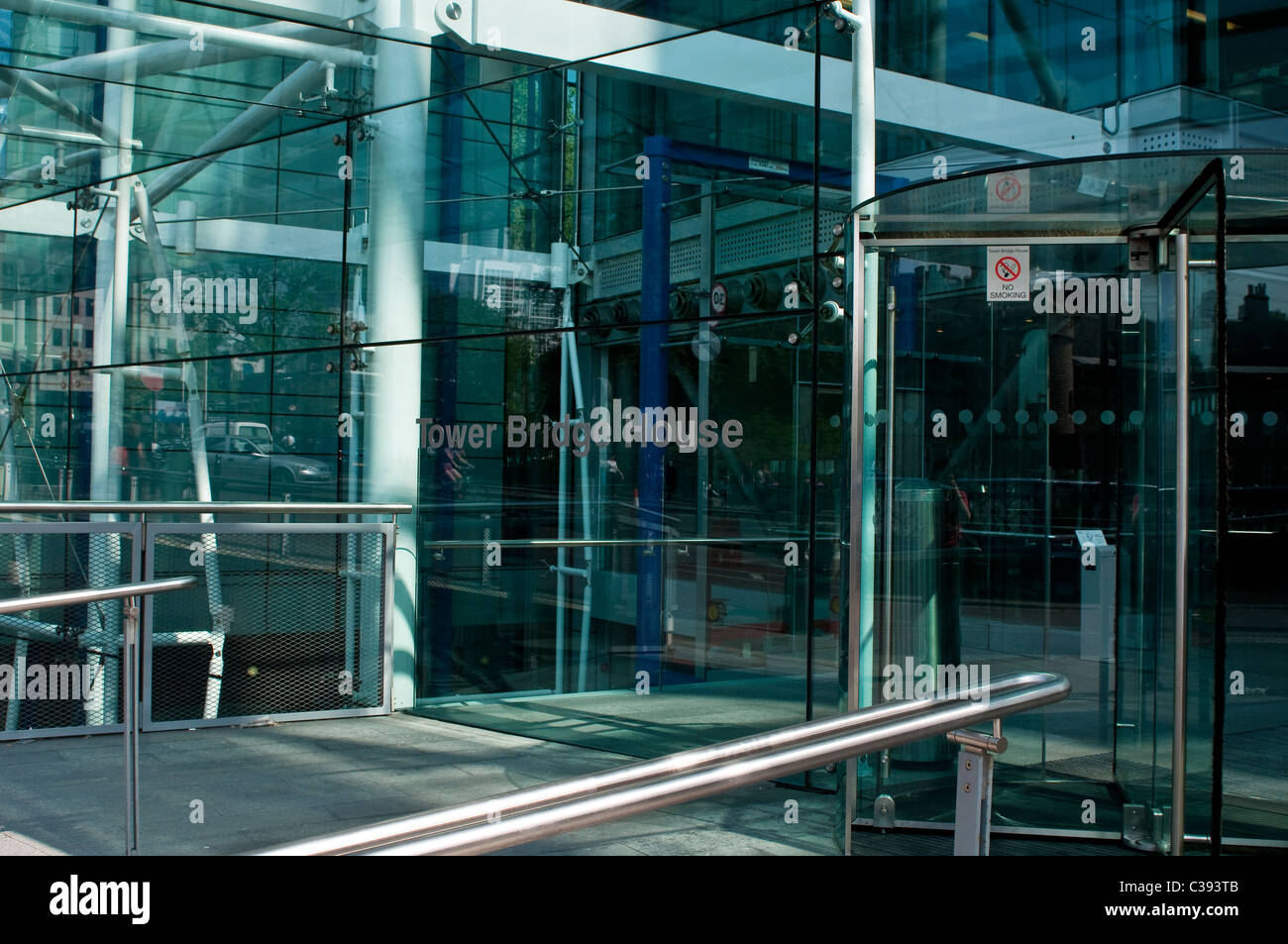 Tower bridge house london hi-res stock photography and images - Alamy