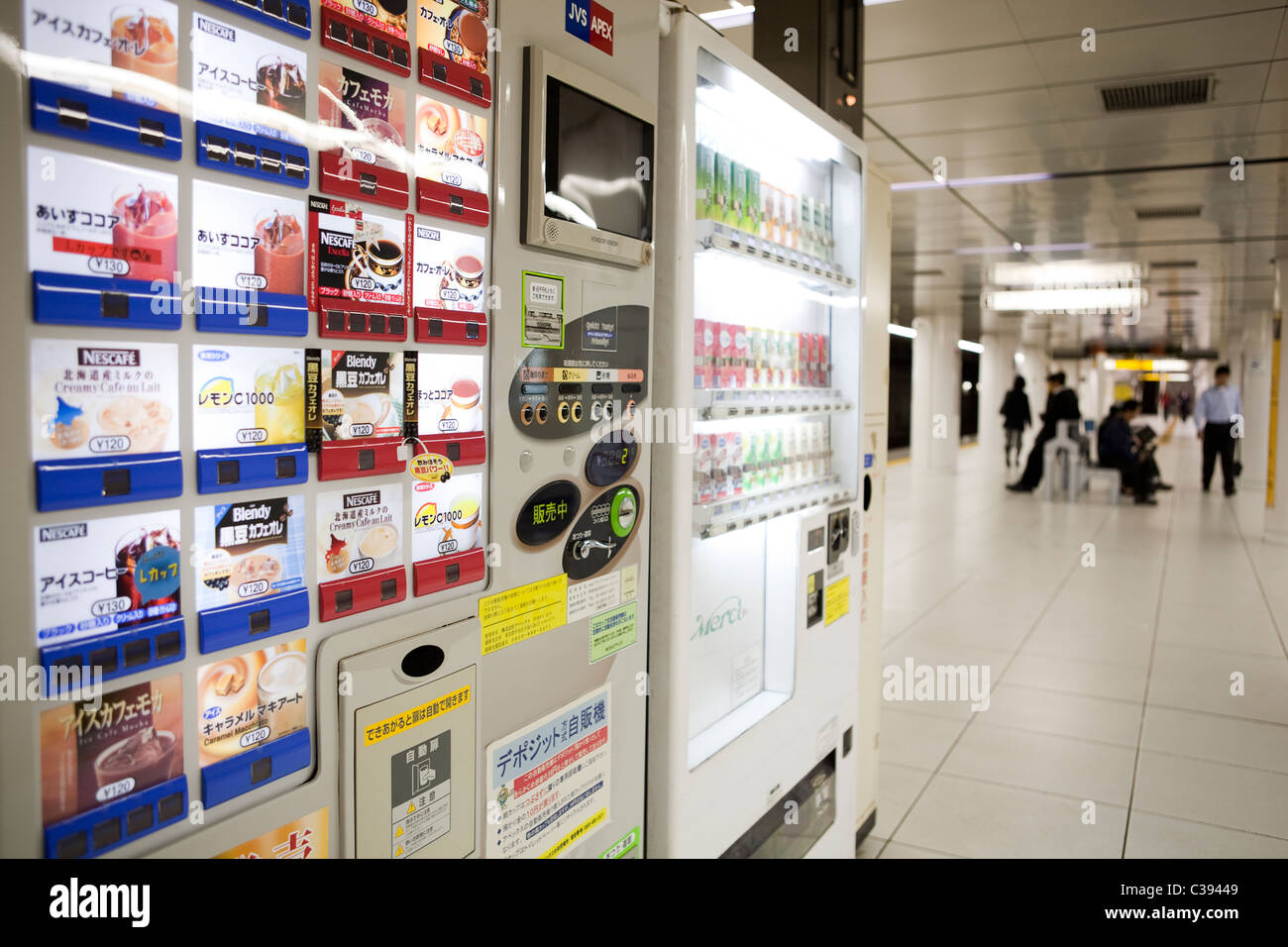 VENDING MACHINE AT TRAIN STATION IN TOKYO JAPAN Stock Photo - Alamy