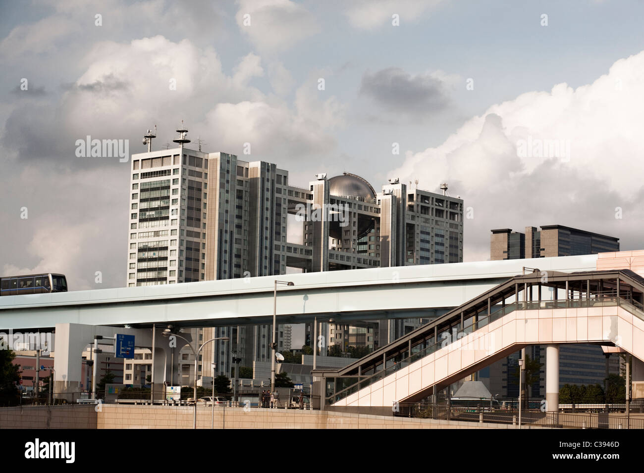 ELEVATED TRAIN LINE WITH BUILDINGS IN THE BACKGROUND IN ODAIBA,TOKYO ...