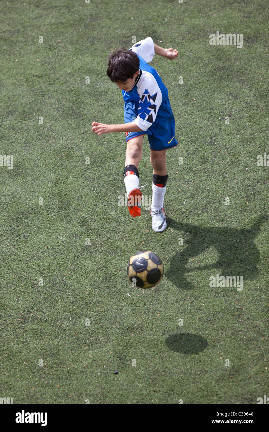 Football action overhead kick hi-res stock photography and images - Alamy