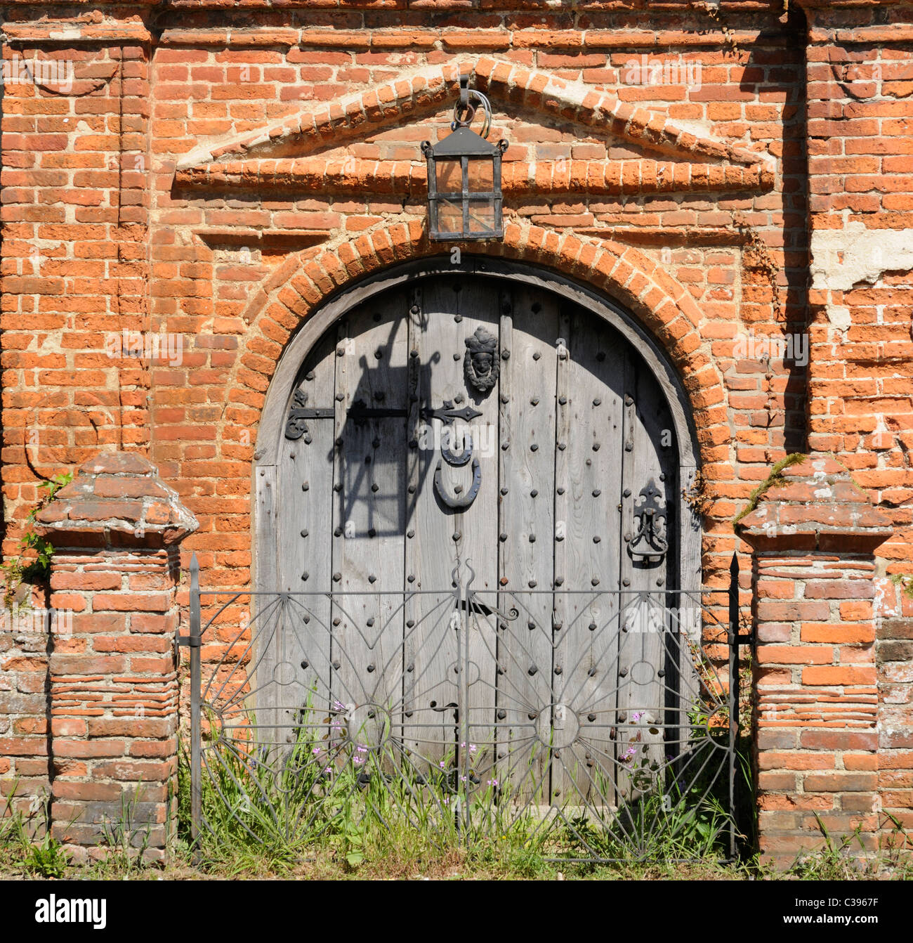 Old double door hi-res stock photography and images - Alamy