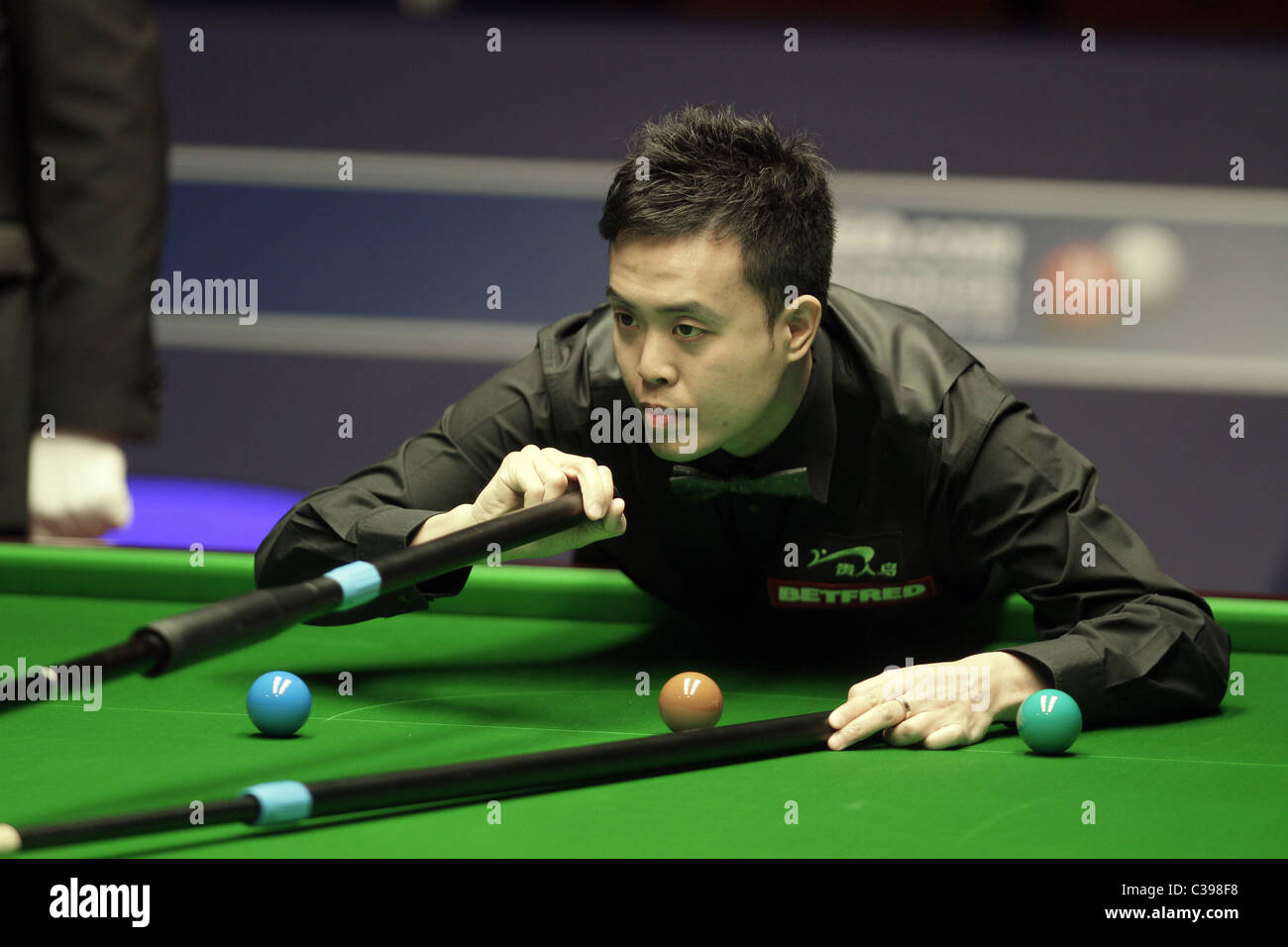 MARCO FU WORLD SNOOKER CHAMPIONSHIP THE CRUCIBLE SHEFFIELD ENGLAND 20 ...