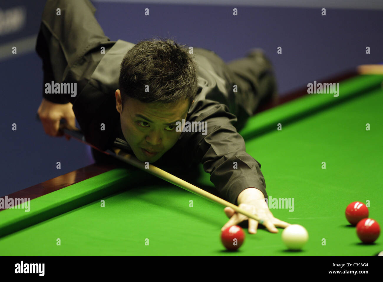 MARCO FU WORLD SNOOKER CHAMPIONSHIP THE CRUCIBLE SHEFFIELD ENGLAND 20 ...