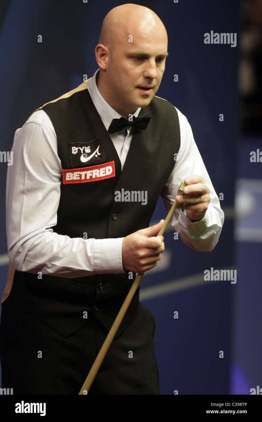 MARK KING WORLD SNOOKER CHAMPIONSHIP THE CRUCIBLE SHEFFIELD ENGLAND 20 ...