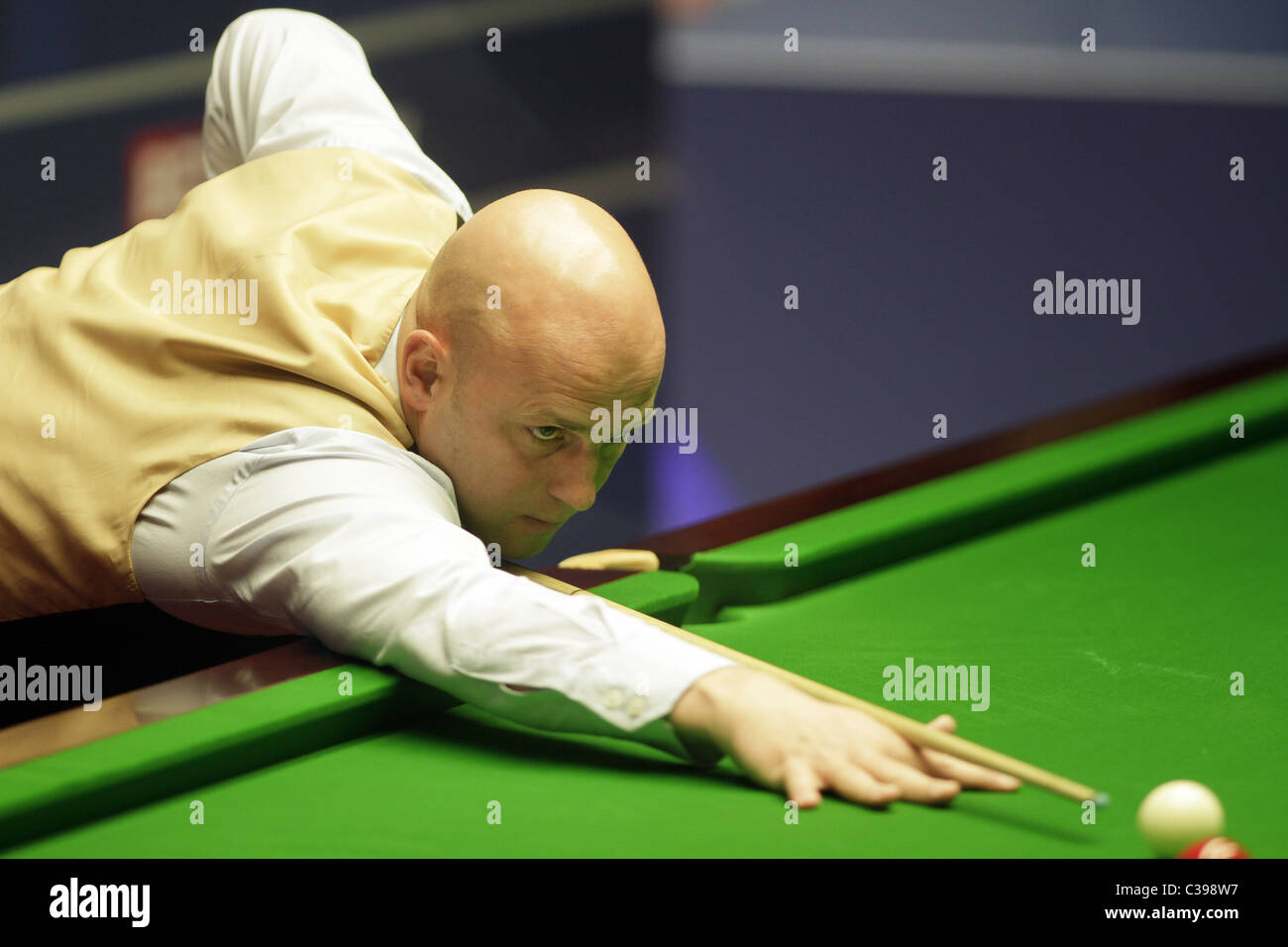 MARK KING WORLD SNOOKER CHAMPIONSHIP THE CRUCIBLE SHEFFIELD ENGLAND 20 ...