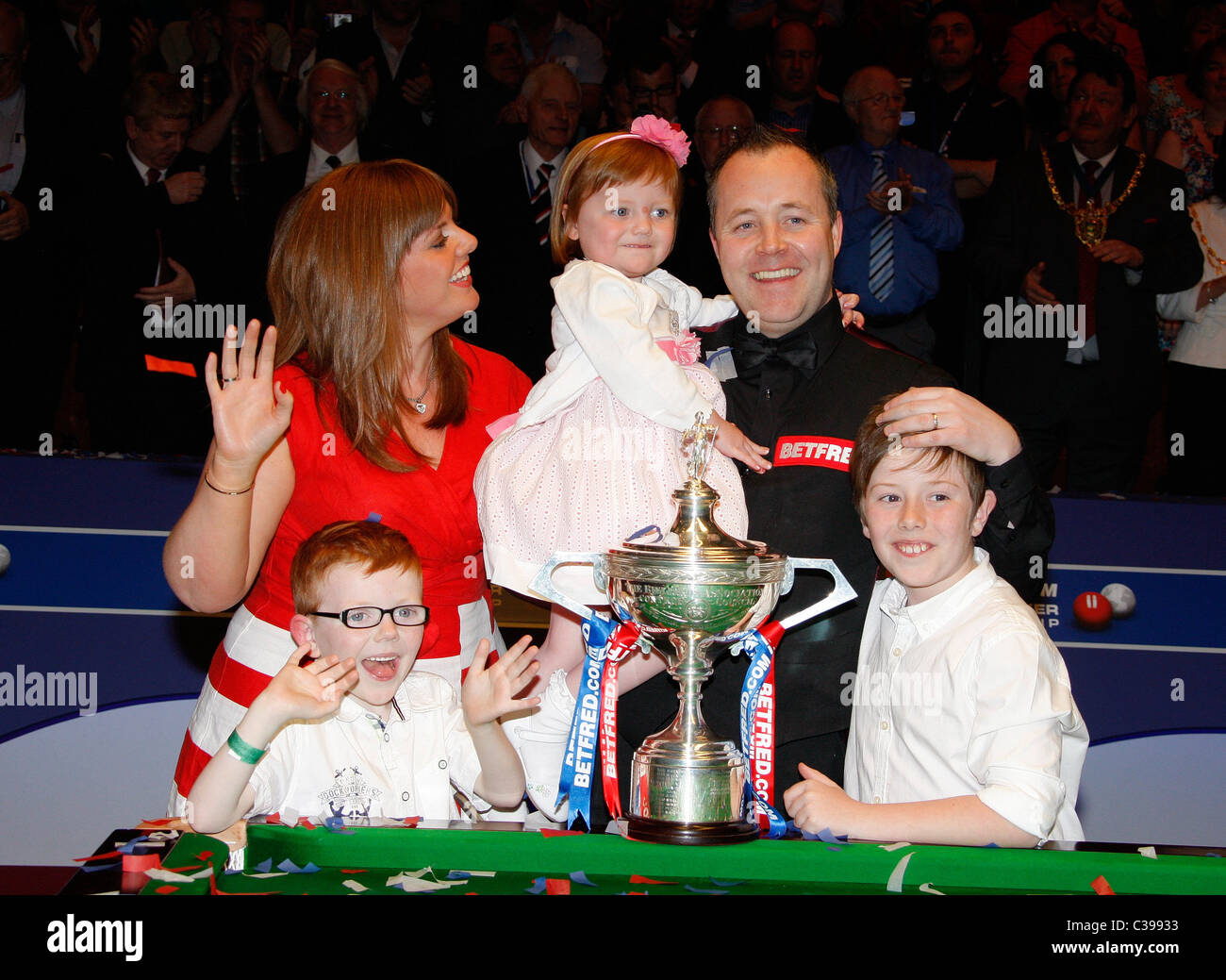 JOHN HIGGINS WITH HIS WIFE & F WORLD SNOOKER CHAMPION THE CRUCIBLE ...