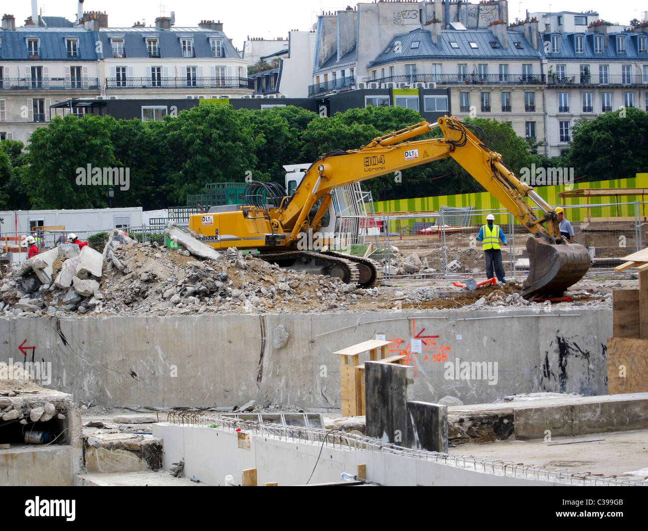 Installing concrete structure outside exterior reconstruction europe ...