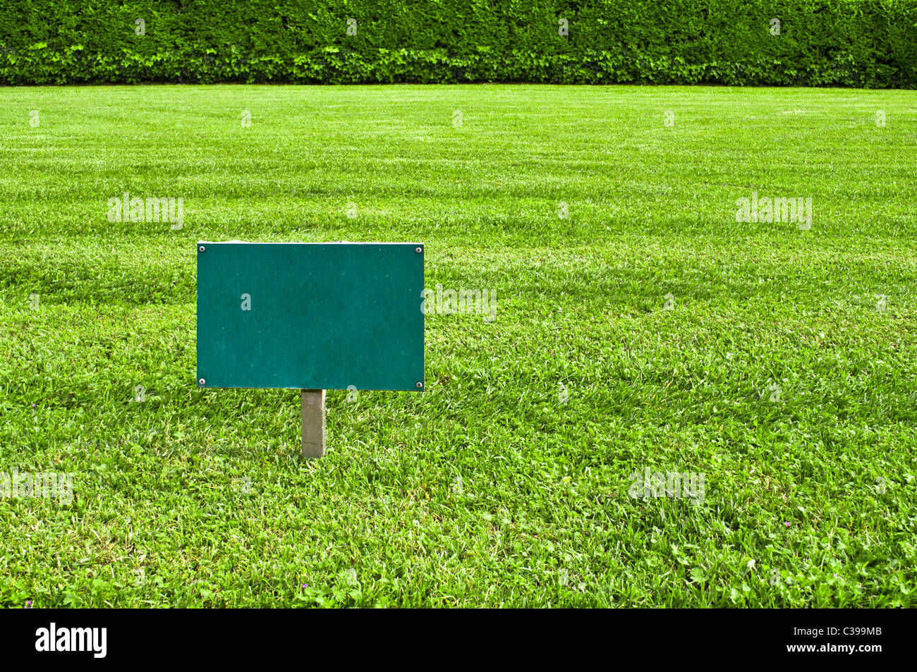 Keep off lawn sign hi-res stock photography and images - Alamy