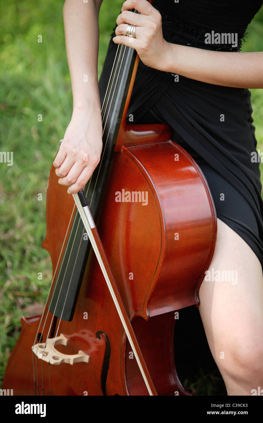 Playing cello hi-res stock photography and images - Alamy