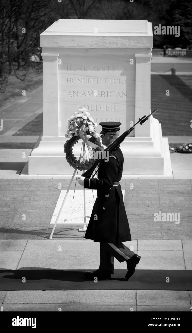 Tomb Guard at the Tomb of the Unknowns at Arlington National Cemetery ...