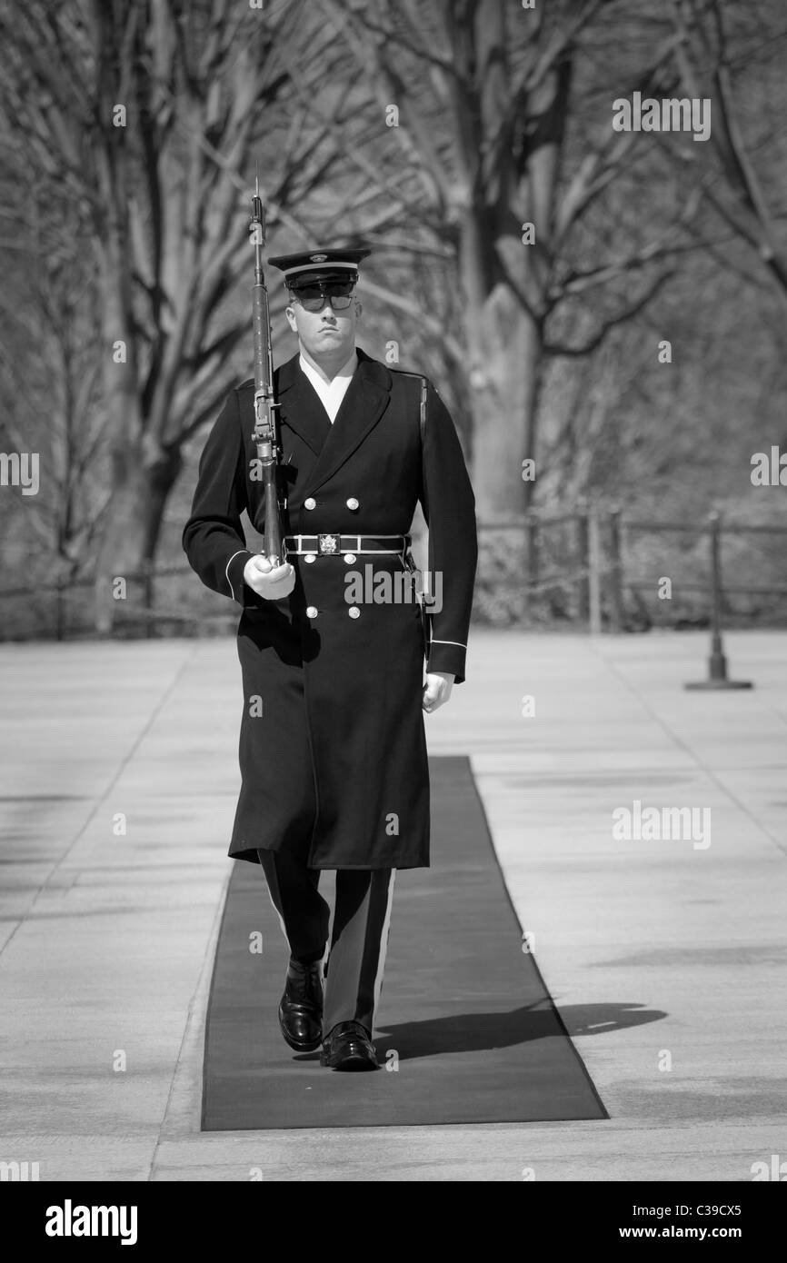 Tomb Guard at the Tomb of the Unknowns at Arlington National Cemetery ...