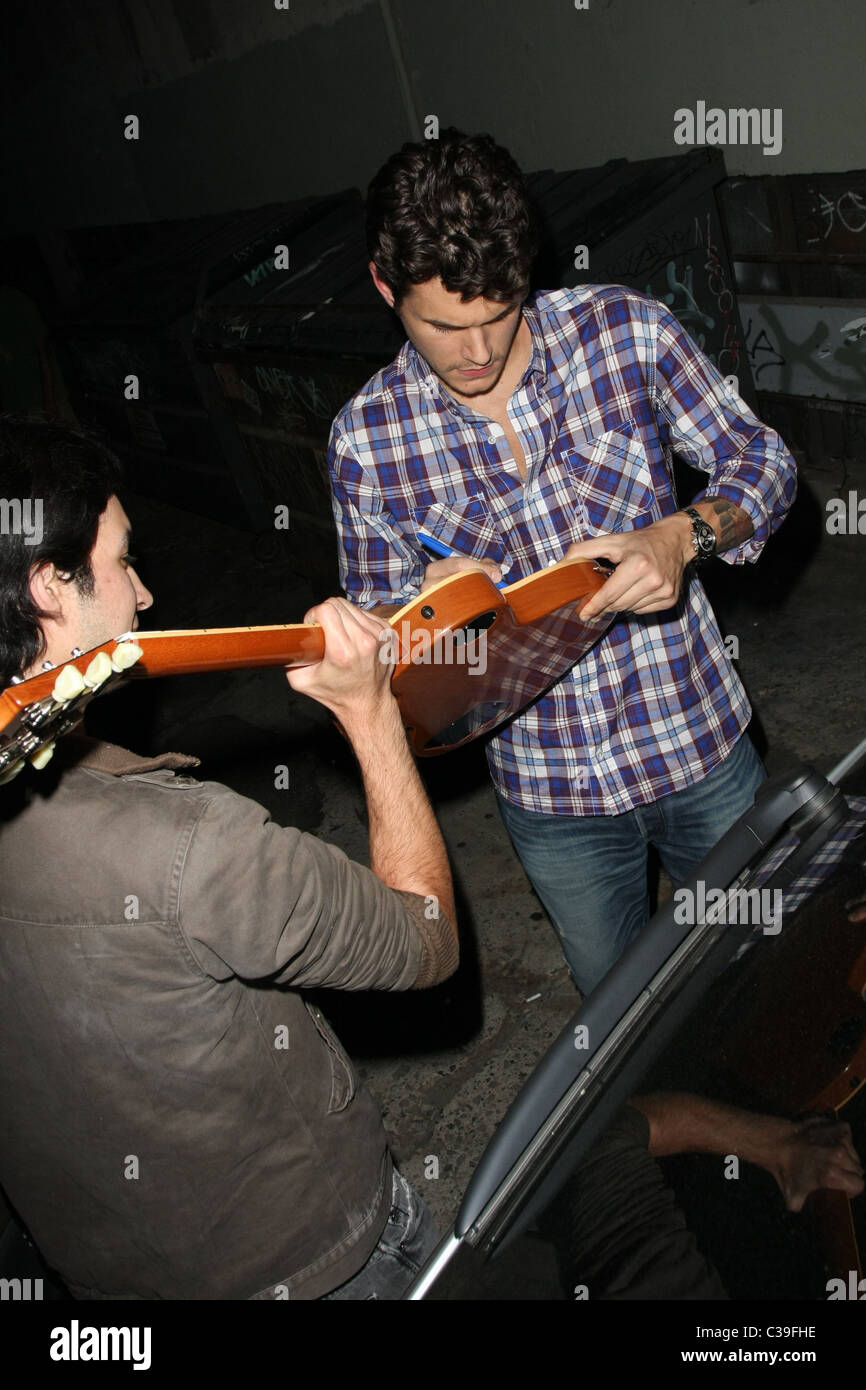 John mayer signs autograph fan hi-res stock photography and images - Alamy