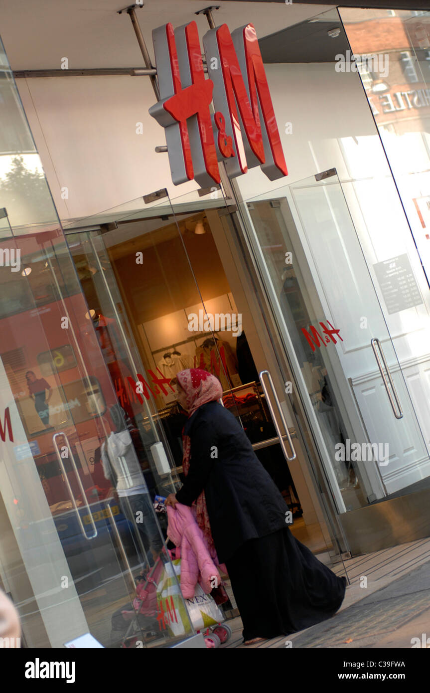 Exterior of a H&M store in London Stock Photo - Alamy