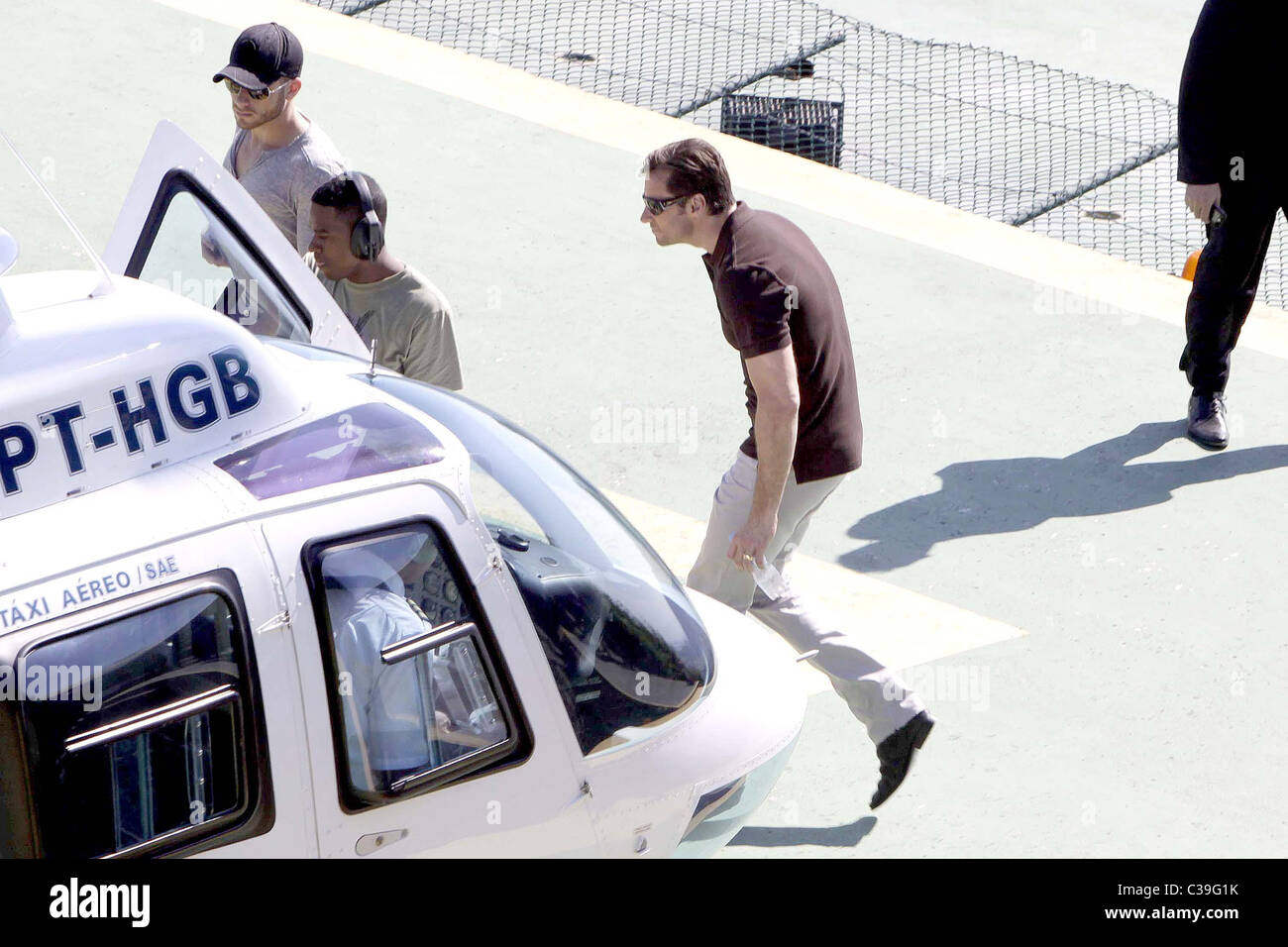 Hugh Jackman 'X-Men Origins: Wolverine' star takes a helicopter to ...