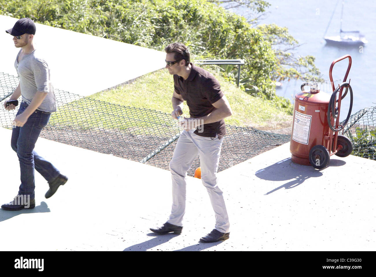 Hugh Jackman 'X-Men Origins: Wolverine' star takes a helicopter to ...