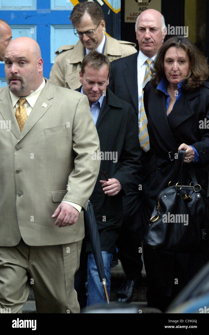Kiefer Sutherland leaving the New York City Police Department 1st ...