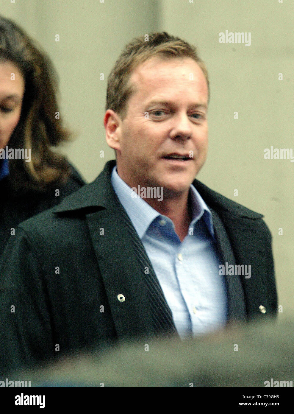 Kiefer Sutherland leaving the New York City Police Department 1st ...