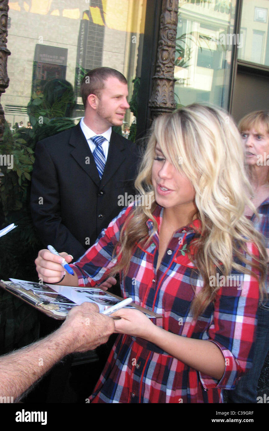 Chelsea Hightower signs autographs for fans outside the El Capitan ...