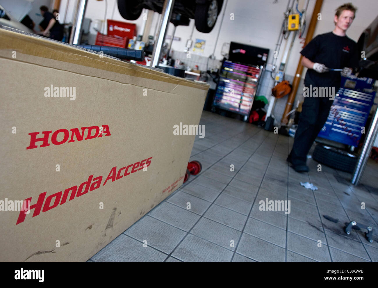 A dealership mechanic servicing a HONDA motor car Stock Photo - Alamy