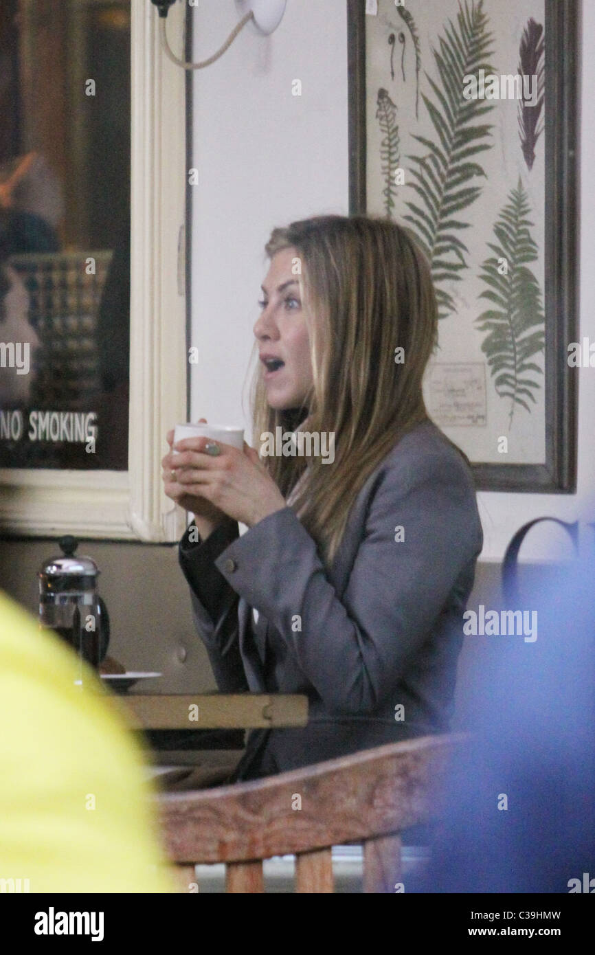 Jennifer aniston films scene new hi-res stock photography and images ...
