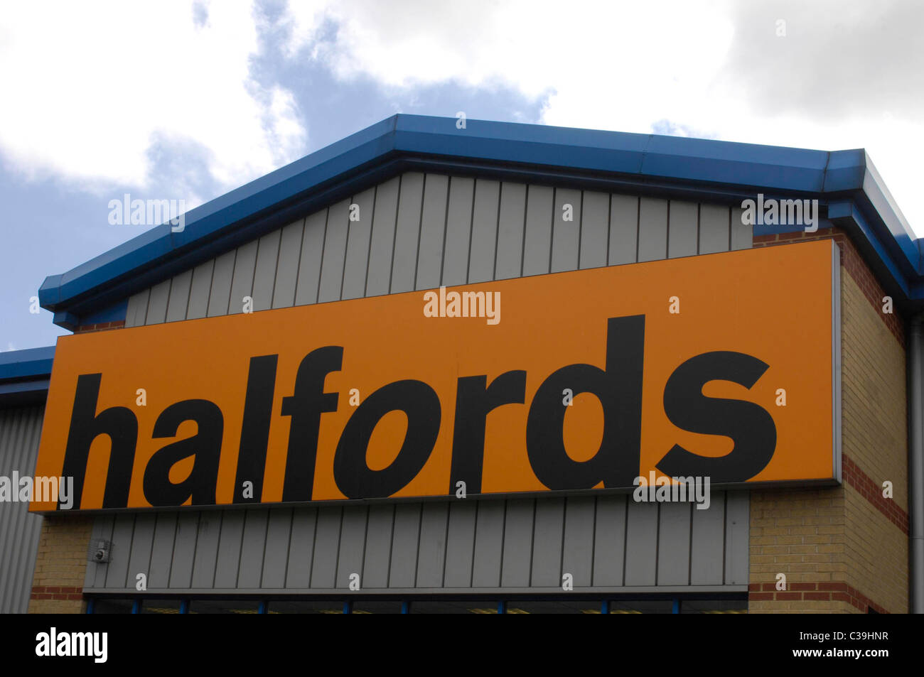 Halfords store hi-res stock photography and images - Alamy