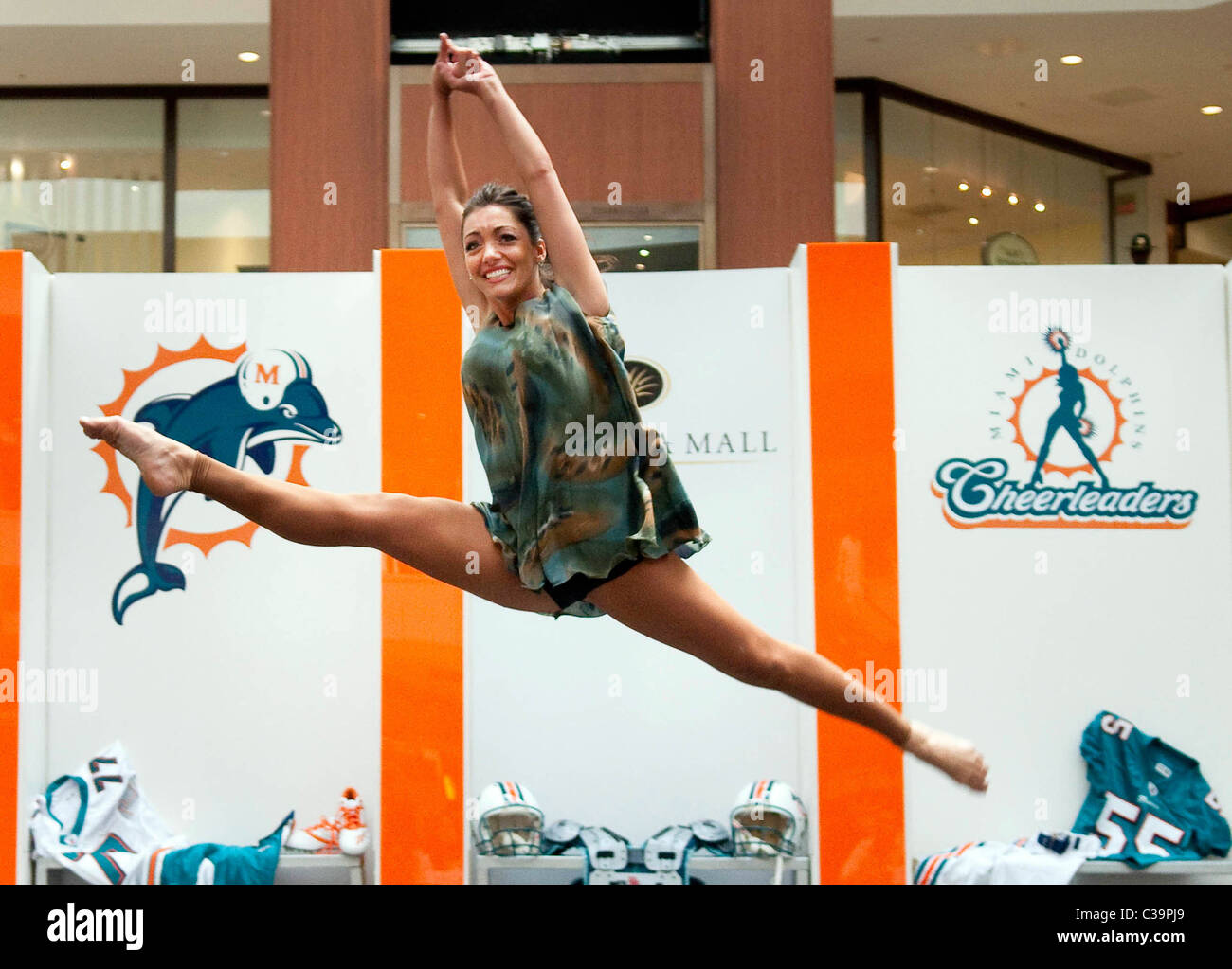 Tiffany R performing at the final auditions for the 2009 Miami Dolphins ...