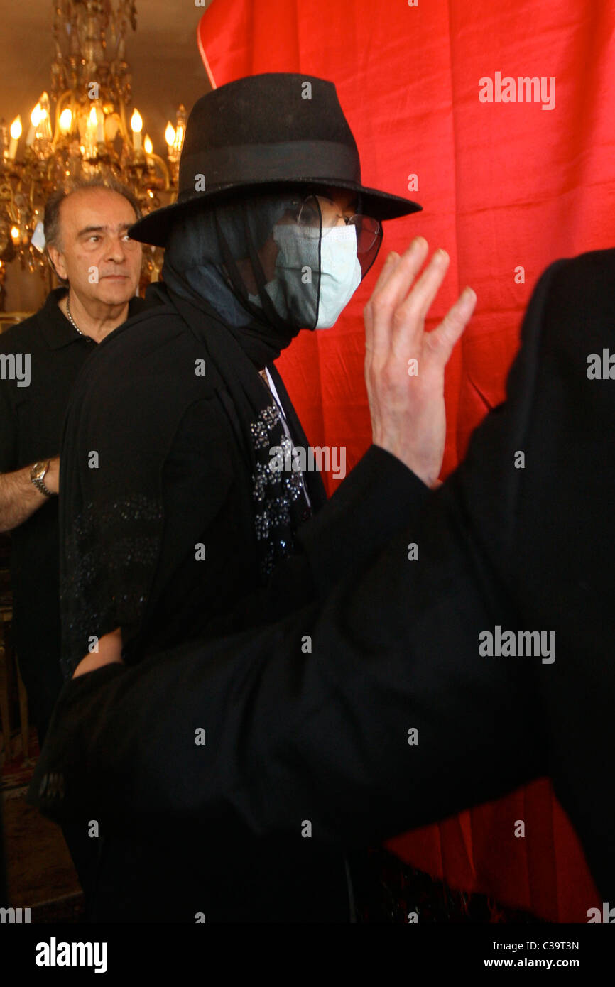 Michael Jackson seen shopping at an antiques store wearing a surgical ...