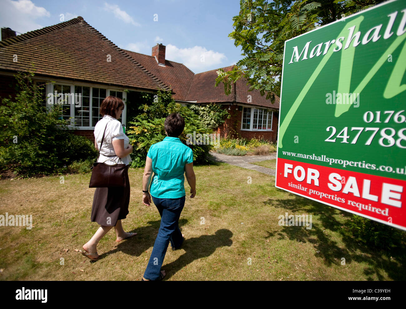 Viewing house to buy hi-res stock photography and images - Alamy