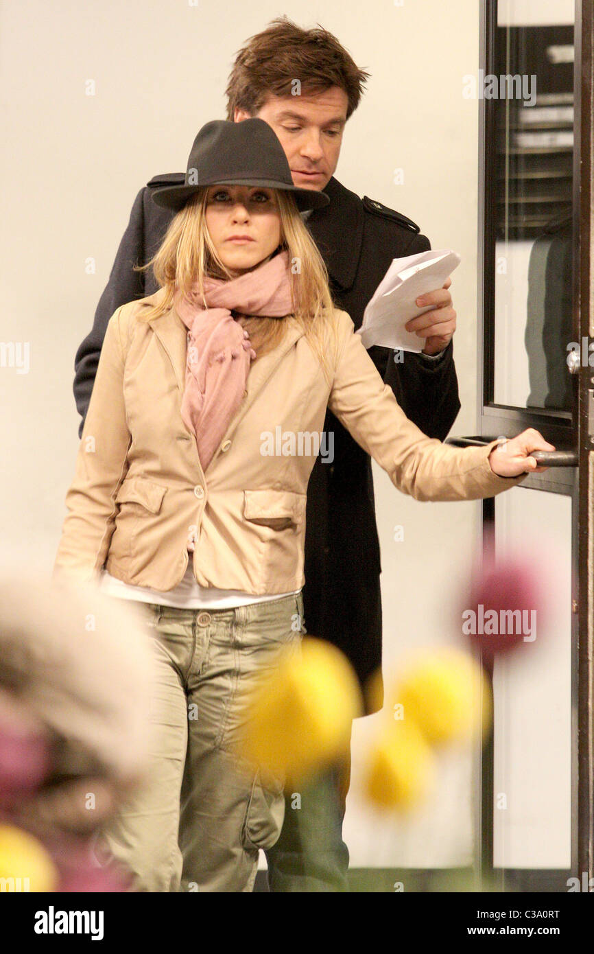 Jason Bateman and Jennifer Aniston on the set of their new film 'The ...