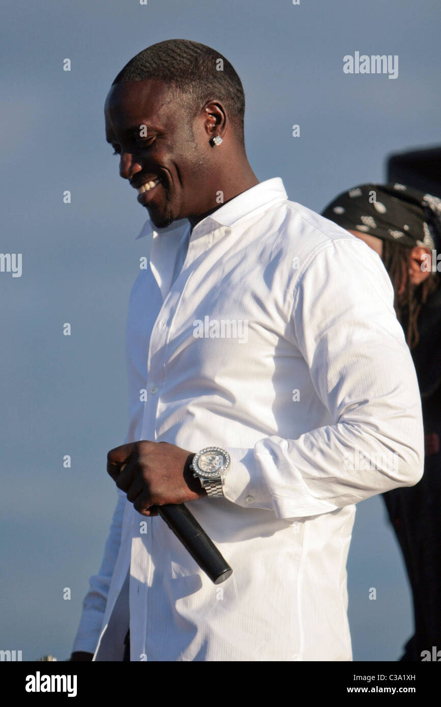 Akon performing on the set of his new music video. Soweto, South Africa ...